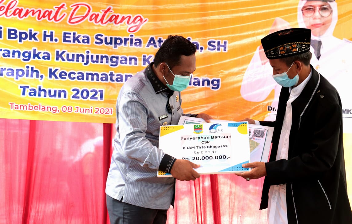 Bupati Bekasi Salurkan CSR PDAM dan Baznas - PERUMDA TIRTA BHAGASASI BEKASI