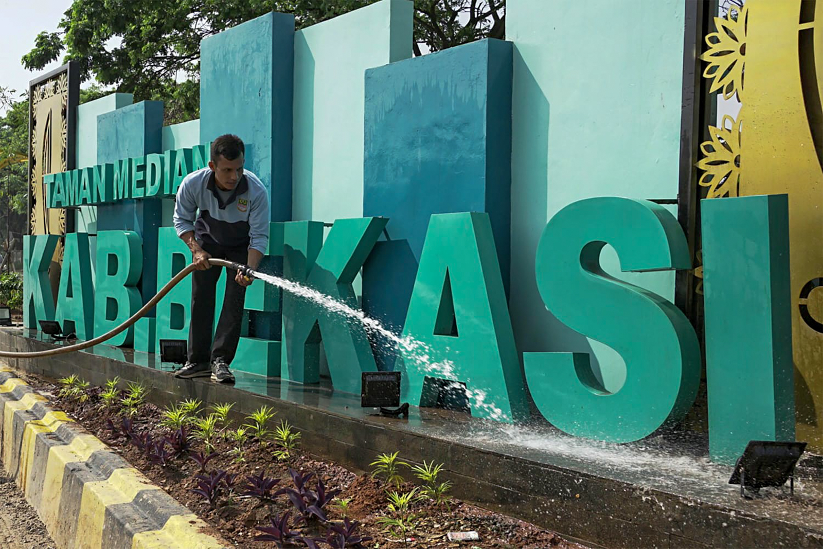 Pemkab Bekasi Lanjutkan Pembangunan Taman Media Jalan Inspeksi ...